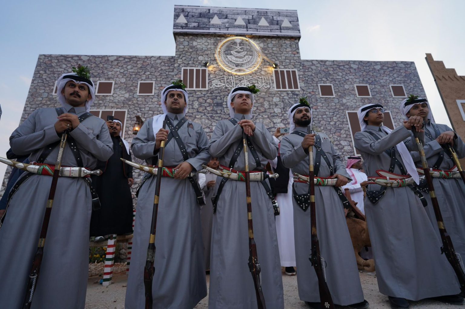 العرضة والفنون الشعبية تستهوي زوار جناح إمارة الباحة في مهرجان الملك ...